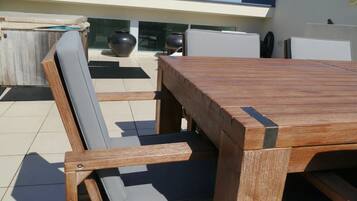 Apartamento, 3 quartos, vista para o oceano | Refeições ao ar livre