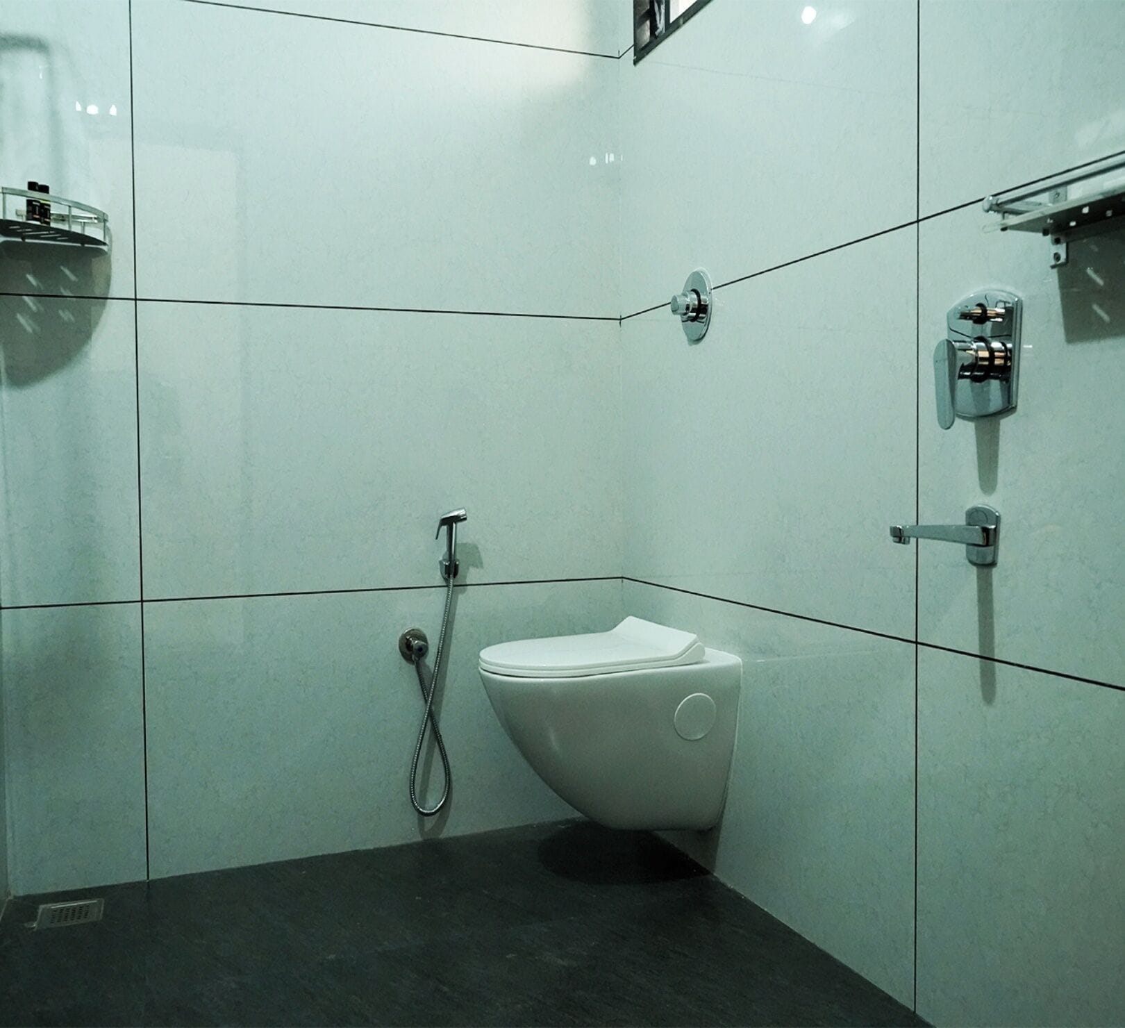 Quarto luxo | Banheiro | Toalhas de banho, sabonete, shampoo, papel higiênico