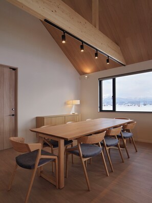 Chalé, vista para a montanha | Sala de jantar