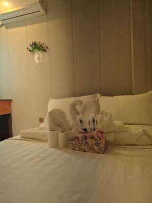 Estúdio Deluxe, varanda | Cofre no quarto, secretária 