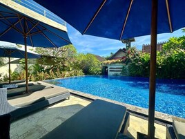Piscina externa, guarda-sóis, espreguiçadeiras