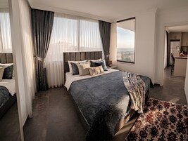 Comfort Suite, Sea View Balcony (2+1) | Secretária, Wi-fi grátis, roupa de cama fornecida