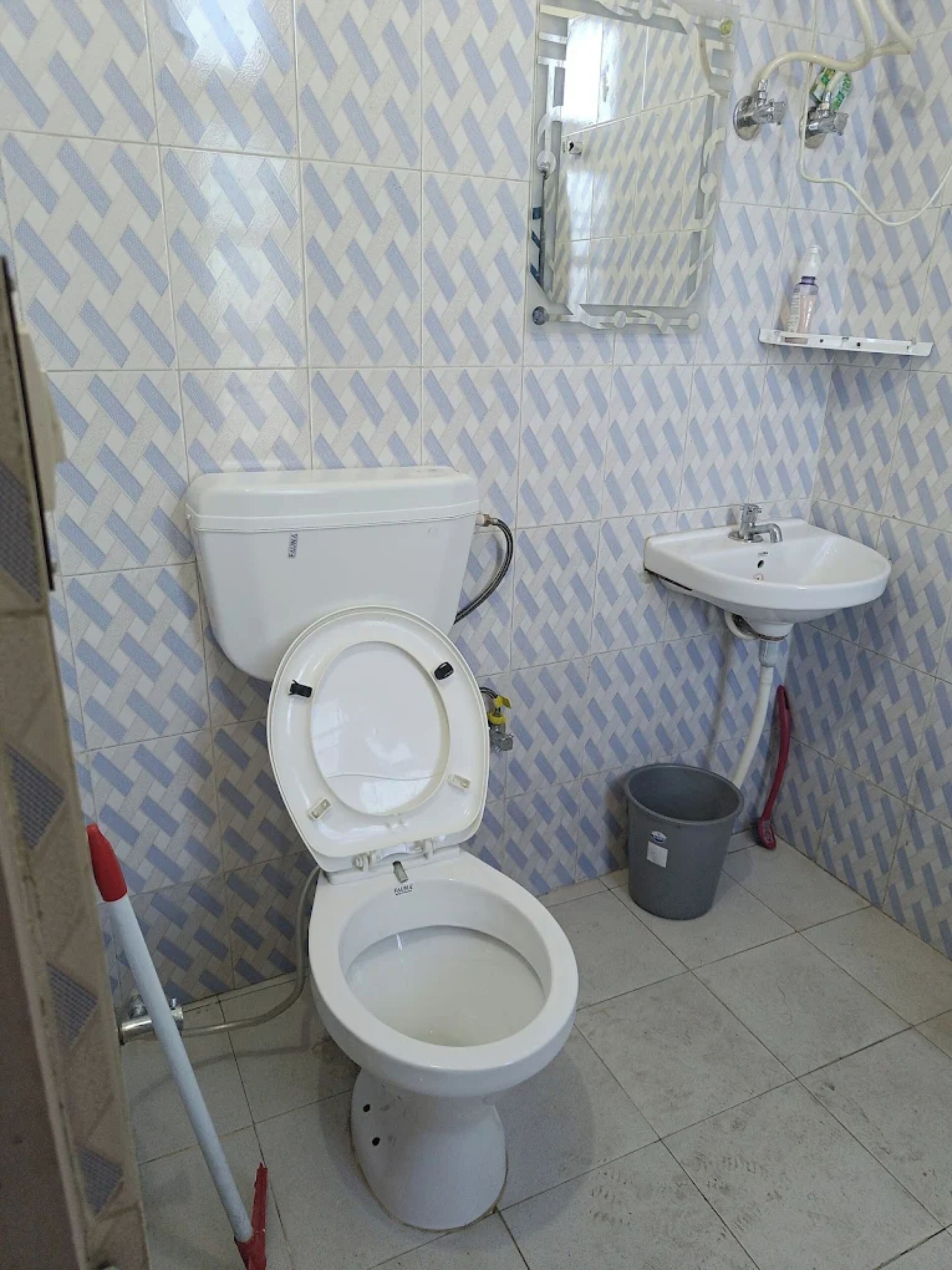 Quarto Duplo | Casa de banho | Um polibã, sabão, champô, papel higiénico 