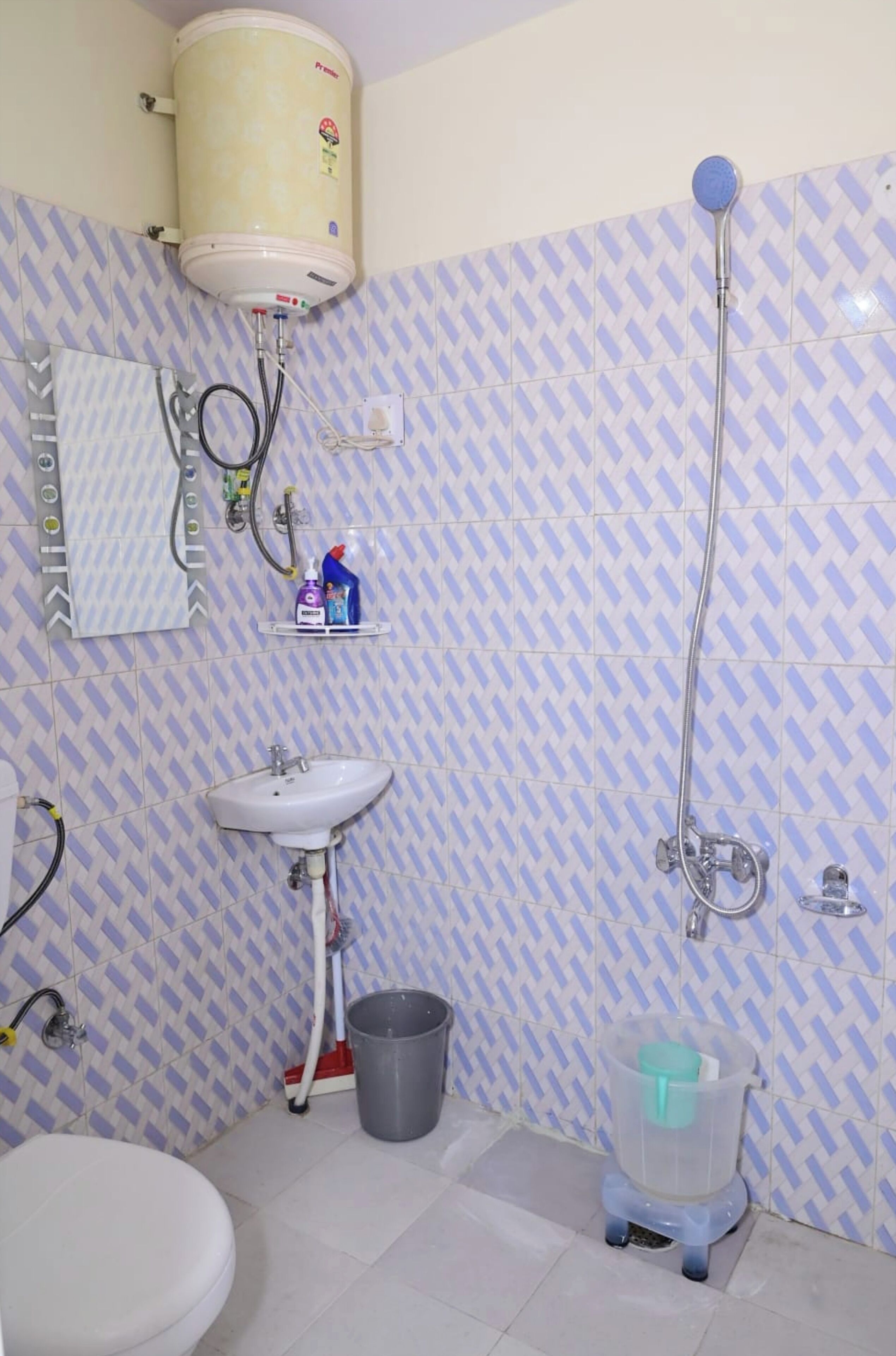 Um polibã, um chuveiro fixo, chinelos, um bidé 