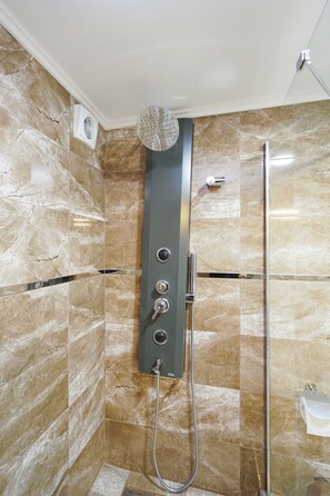 Dúplex Familiar, 4 quartos, Vista para a cidade | Casa de banho | Chinelos 