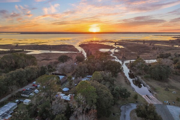 Steps To Orange Lake: Pet-friendly Getaway! - Lochloosa Lake, FL