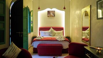 Suite Deluxe, pátio, vista para a piscina | Cofre no quarto, ferro/tábua de engomar, Wi-fi grátis