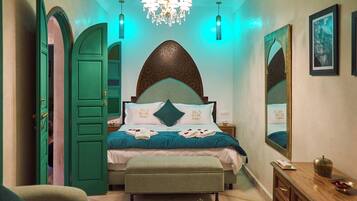 Suite Deluxe, pátio, vista para a piscina | Cofre no quarto, ferro/tábua de engomar, Wi-fi grátis