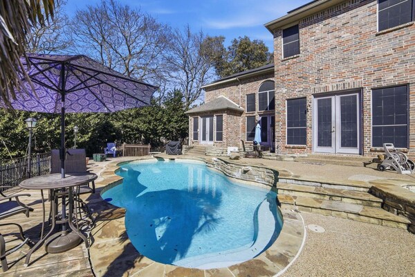 Brittany House: Pool, Arcade, Movie Theater 4 Bedroom Home - Dallas, TX