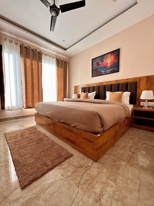 Quarto Duplo Deluxe, vista para a montanha | Secretária, secretária adequada para computadores portáteis