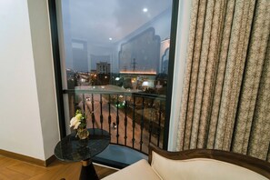 Quarto casal clássico, sacada, vista para a cidade | Parte interna