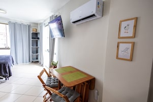 Apartamento | Minibar, cortinas/cortinados opacos, ferro/tábua de engomar 