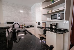 Apartamento | Cozinha privada | Uma cafeteira/bule, Minifrigorífico, um micro-ondas 