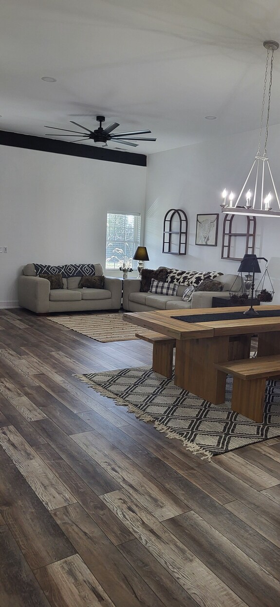 Farmhouse Retreat 5 Minutes From Ruoff Music Center - Pendleton, IN