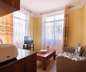 Apartamento Deluxe, vista para o jardim | Sala de estar | Smart TV, base para leitor de MP3 