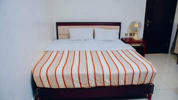 Quarto casal ou duplo clássico, sacada, vista para a colina | Escrivaninha, espaço de trabalho para notebook