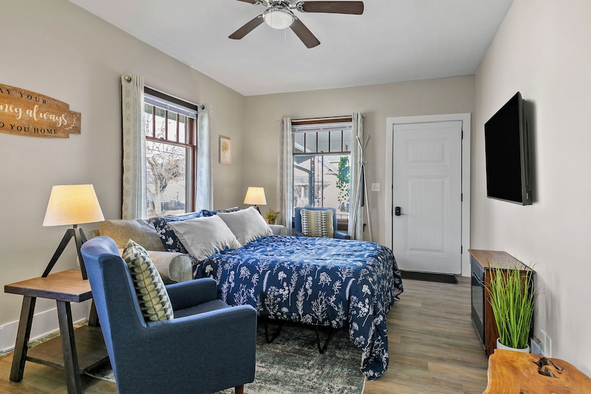 Urban Bungalow W/ Cozy Porch - Pawnee State Recreation Area, Lincoln