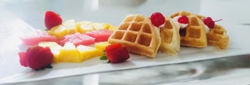 Café da manhã feito na hora grátis todos os dias