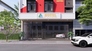 Um edifício de hotel moderno com uma placa indicando que é um hotel para famílias e um hotel romântico.