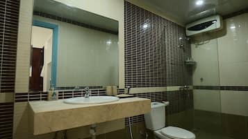 Um polibã, um secador de cabelo, sabão, champô