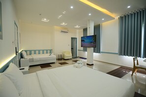 Quarto quádruplo família | Escrivaninha, Wi-Fi de cortesia