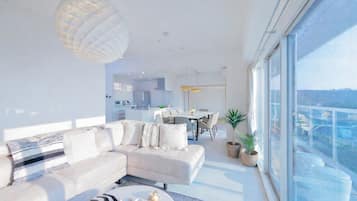 Apartamento de Luxo em Condomínio Fechado, varanda, vista para o oceano | Sala de estar