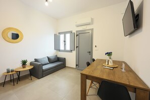 Apartamento Comfort, 1 quarto | Sala de estar | TV de ecrã plano 