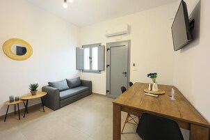 Apartamento Comfort, 1 quarto | Sala de estar | TV de ecrã plano 
