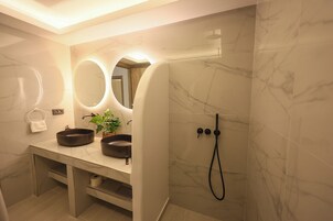 Apartamento, 1 quarto | Casa de banho | Um secador de cabelo, um bidé, toalhas fornecidas, sabão