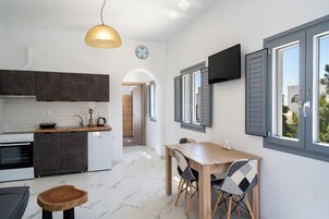 Apartamento, varanda | Sala de estar | TV de ecrã plano 