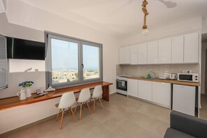 Apartamento, 1 quarto, Vista para a cidade | Sala de estar | TV de ecrã plano 