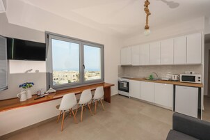 Apartamento, 1 quarto, Vista para a cidade | Sala de estar | TV de ecrã plano 