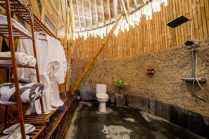 Villa Exclusiva, 1 cama king-size, varanda, vista para o jardim | Casa de banho | Um polibã, toalhas fornecidas, sabão, champô 