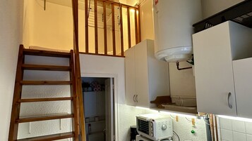 Apartamento | Cozinha privada | Uma cadeira de bebé 