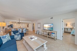 Condo, 2 quartos | Área de estar | Smart TV