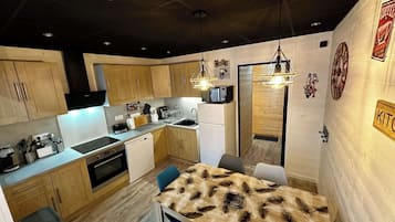 Apartamento | Cozinha privada | Uma cadeira de bebé