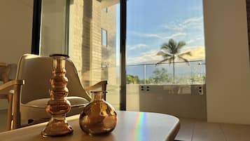 Apartamento superluxo, vista para a colina | Área de estar | Smart TV 40 polegadas com canais digitais