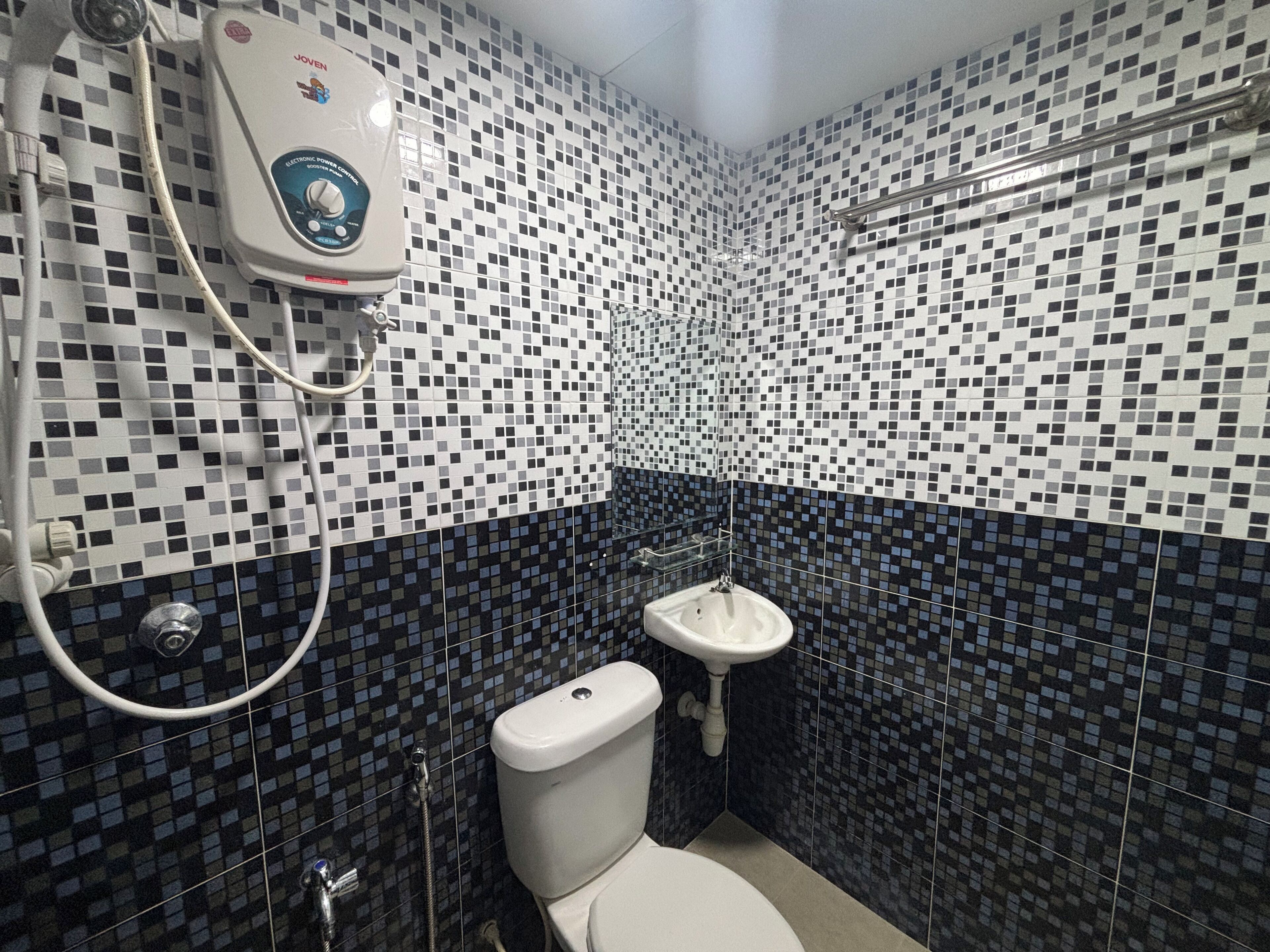 Quarto Triplo Deluxe | Casa de banho | Um polibã, toalhas fornecidas, sabão, champô 