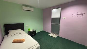 Quarto solteiro luxo | Wi-Fi de cortesia, roupa de cama