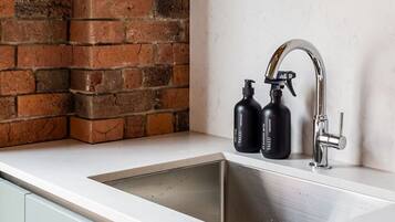 Estúdio | Casa de banho | Um polibã, um secador de cabelo, toalhas fornecidas, sabão