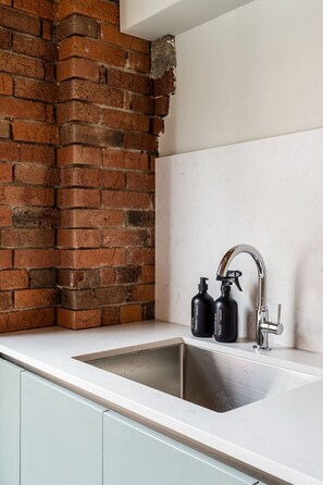 Estúdio | Banheiro | Chuveiro, secador de cabelo, toalhas de banho, sabonete