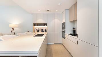 Apartamento de Luxo, 1 cama king-size, vista para o parque | Cozinha privada | Um frigorífico/congelador grande, um micro-ondas, um forno