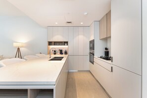 Apartamento superluxo, 1 cama King, vista para o parque | Cozinha privada | Geladeira grande, micro-ondas, fogão, cooktop