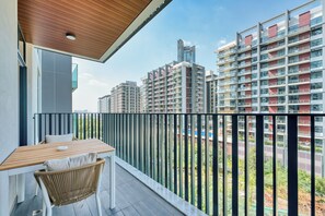 Apartamento superluxo, 1 cama King, vista para o parque | Opções para refeição ao ar livre