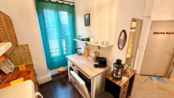 Apartamento | Cozinha privada | Uma cadeira de bebé 