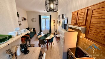 Apartamento | Cozinha privada | Uma cadeira de bebé 