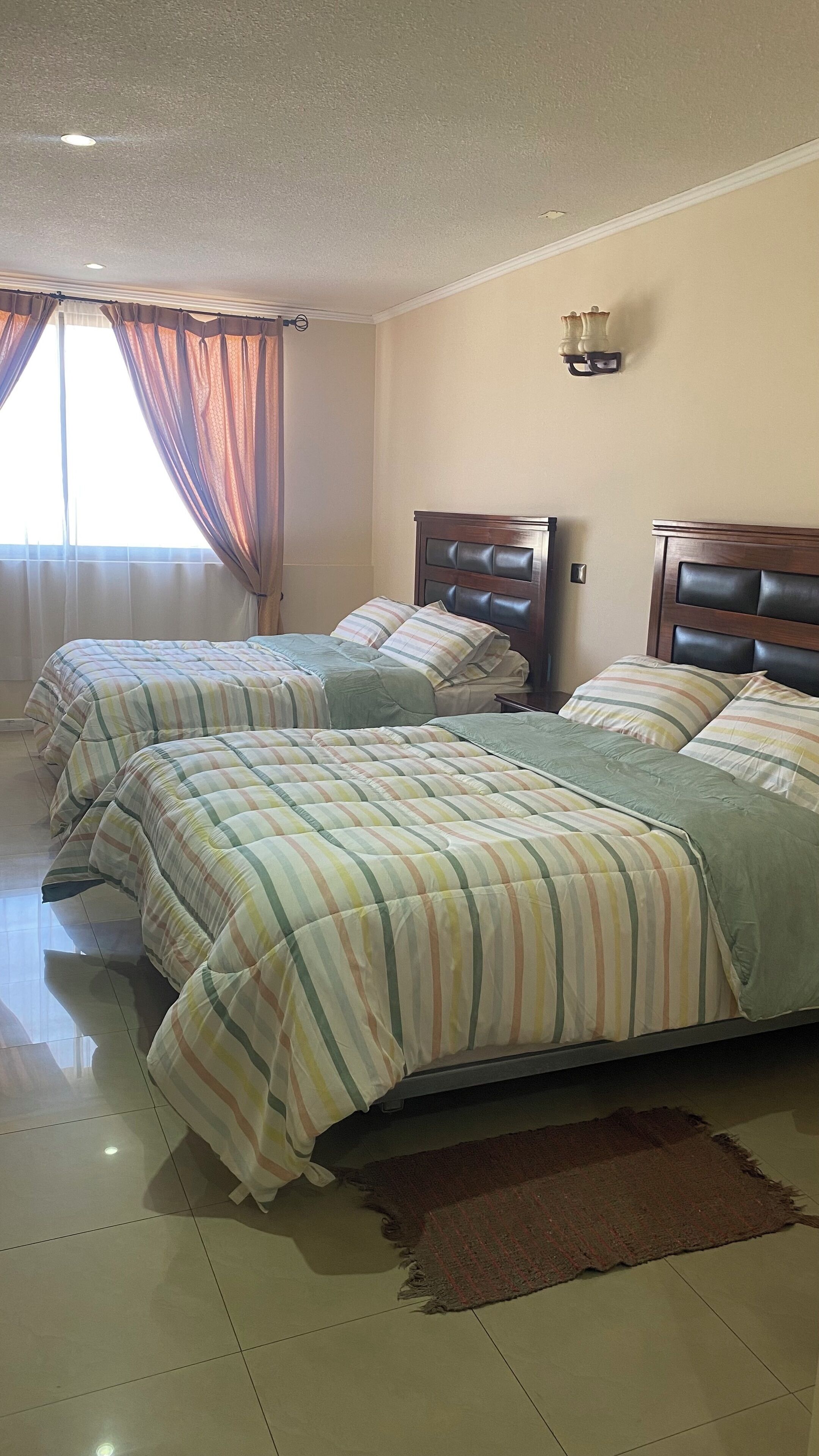 Escrivaninha, espaço de trabalho para notebook, Wi-Fi de cortesia