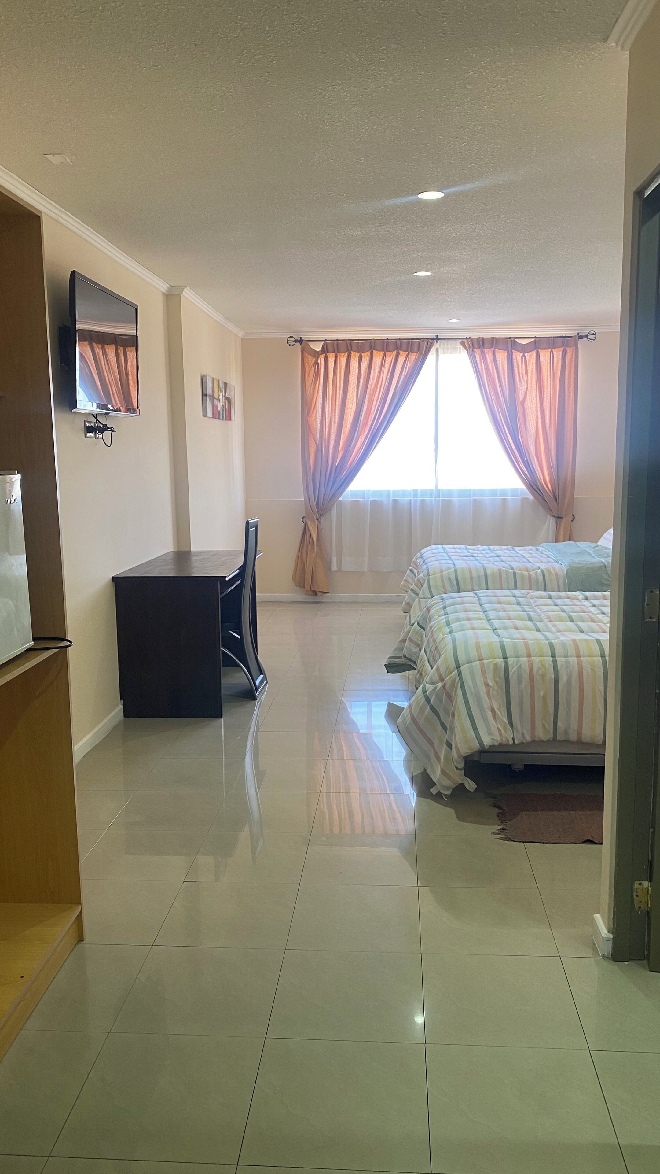 Escrivaninha, espaço de trabalho para notebook, Wi-Fi de cortesia