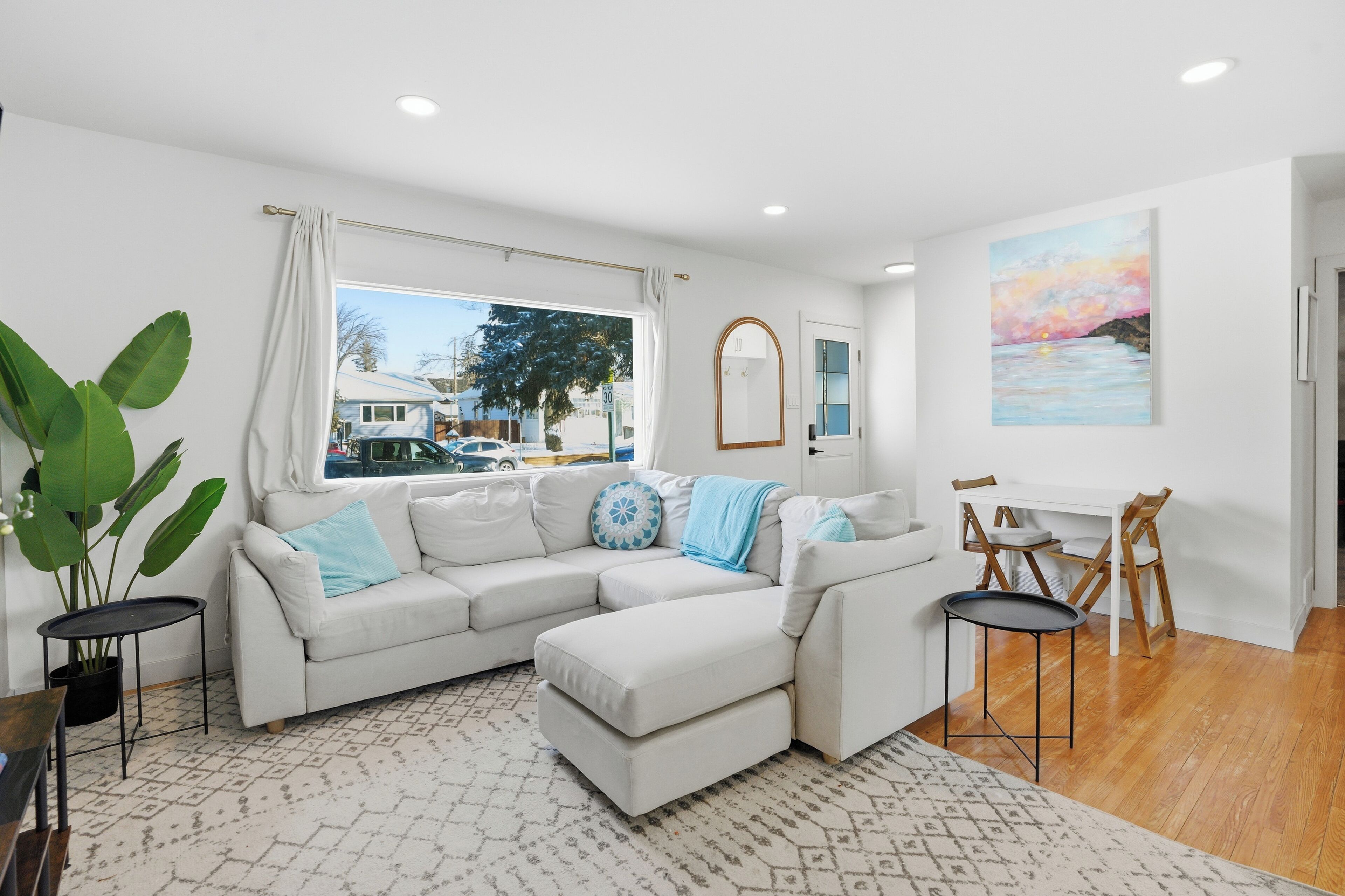 Bright & Fully Renovated Retreat - Saskatoon