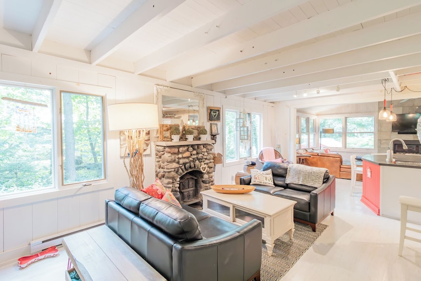 Walk To White Sand Private Beach Of Oakwood Park - 4 Bed Cottage Steps To Lake. - Ontario